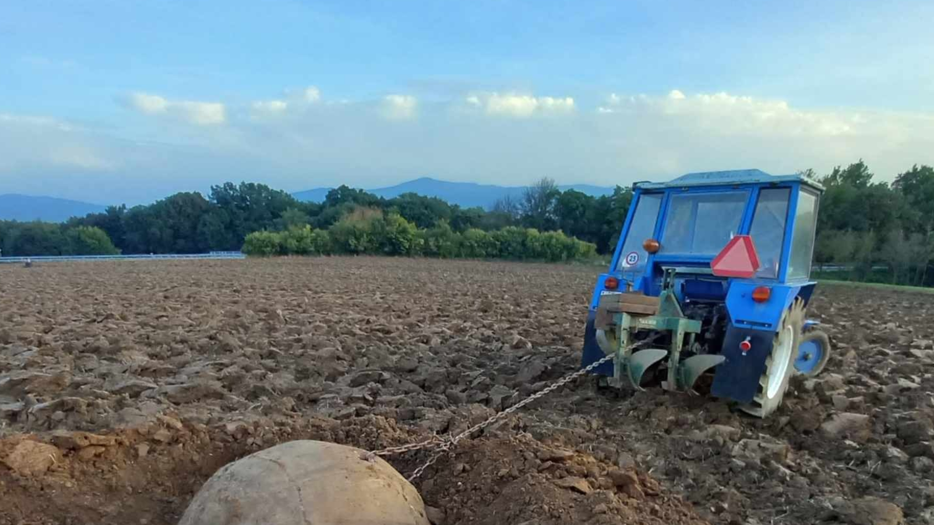 Un fermier ara cu tractorul când plugul a lovit o „piatră”. E fascinant ...
