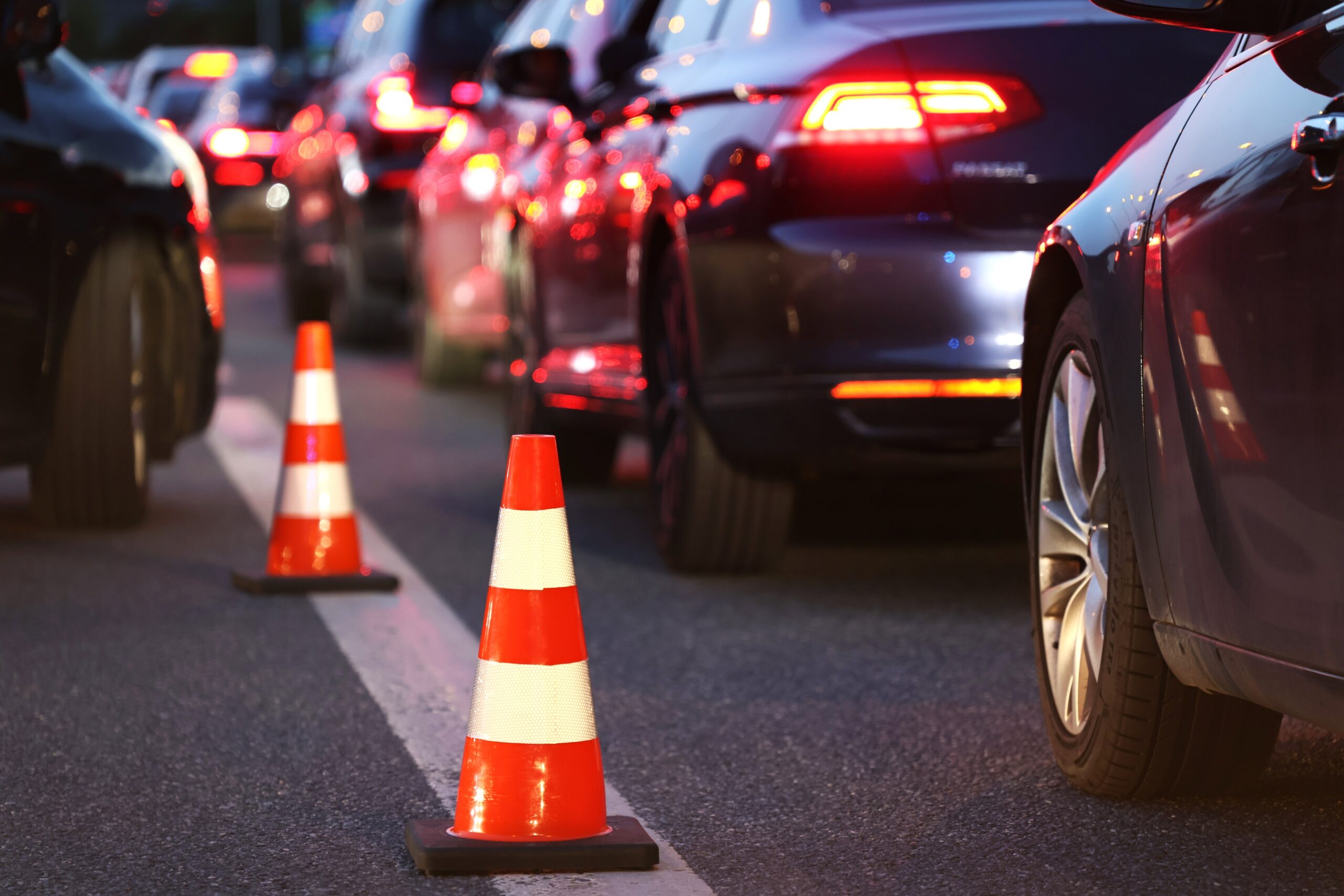 Ce GREȘELI fac unii șoferi, când schimbă banda de mers. Conform Codului ...