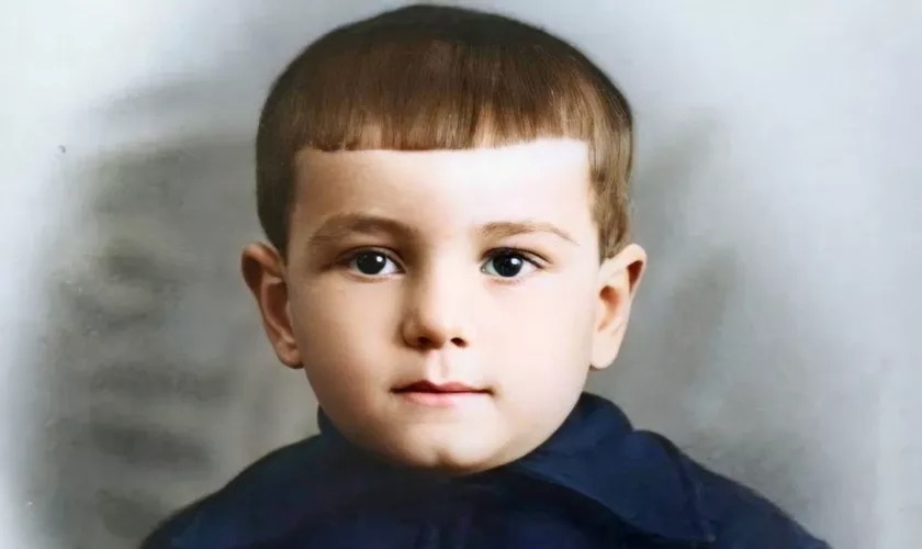 Îl recunoști? Copilul care a schimbat ISTORIA României a devenit un ...