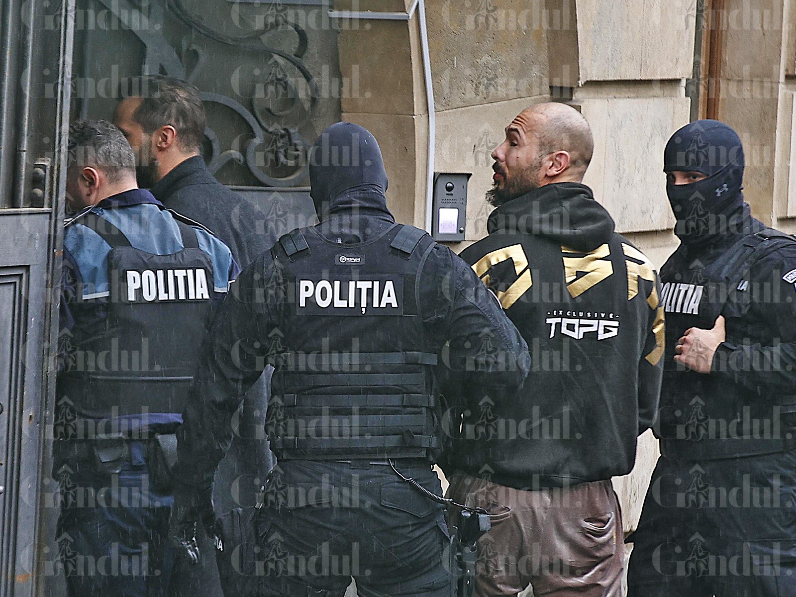 Primele imagini cu Andrew si Tristan Tate aduși încătușați la Curtea de ...