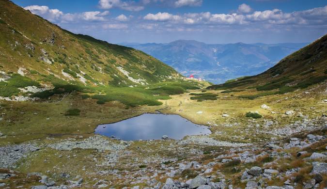 Locul unde se află un lac ce are forma de hartă a României