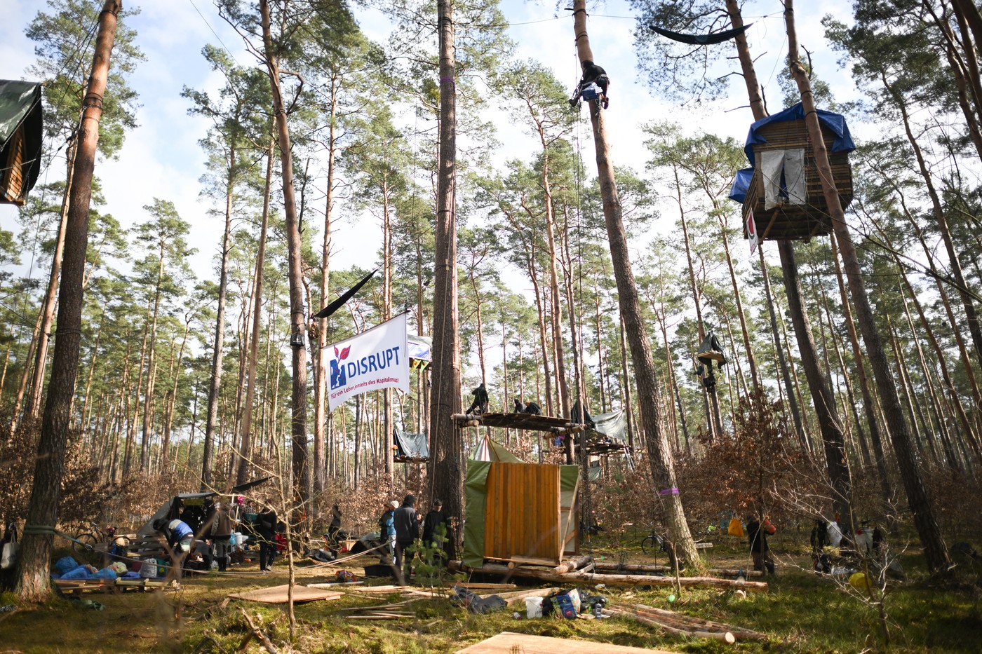 Incidente la uzina Tesla din Berlin /Un grup extremist revendică un act ...