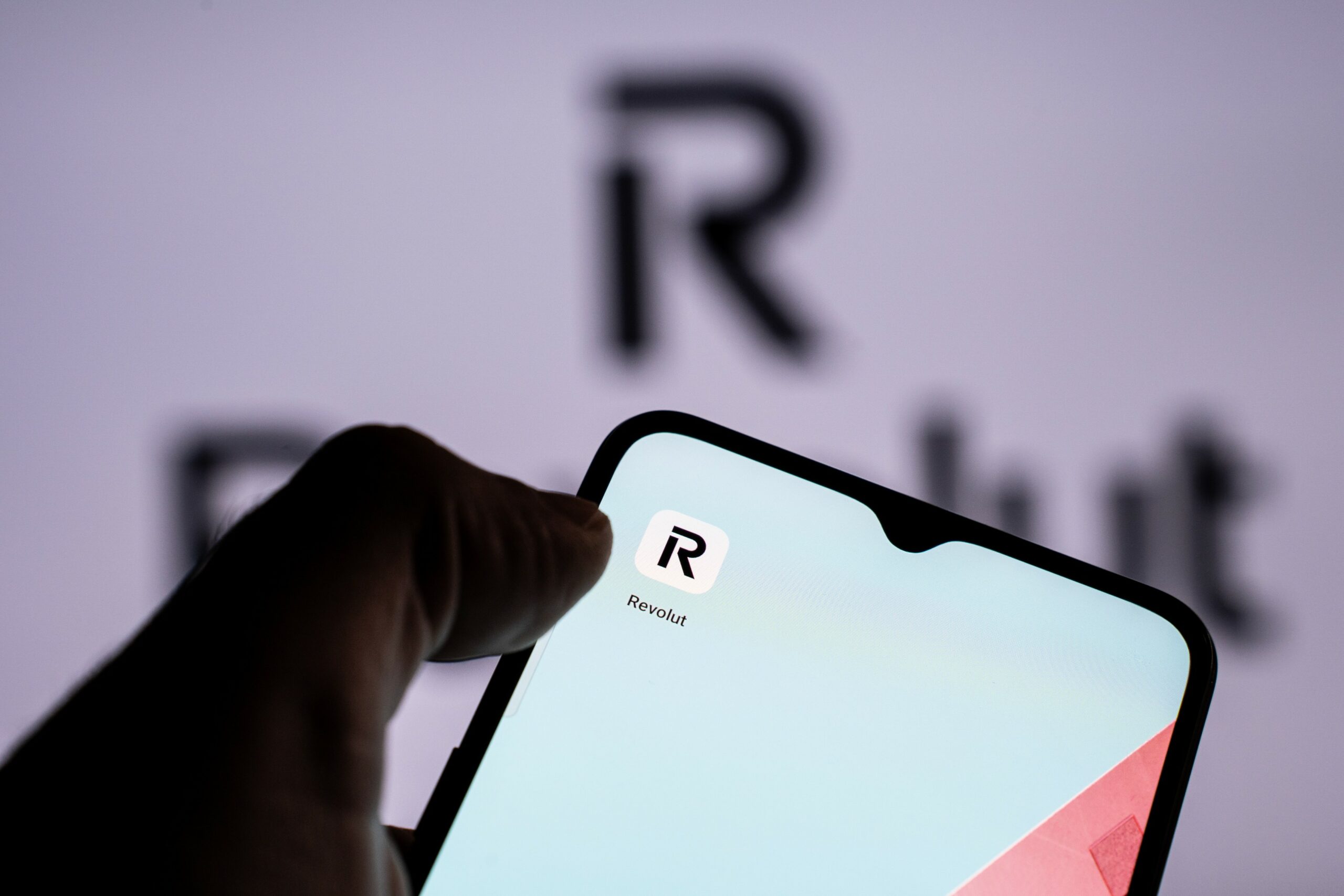 Revolut introduce în România servicii de internet mobil eSIM