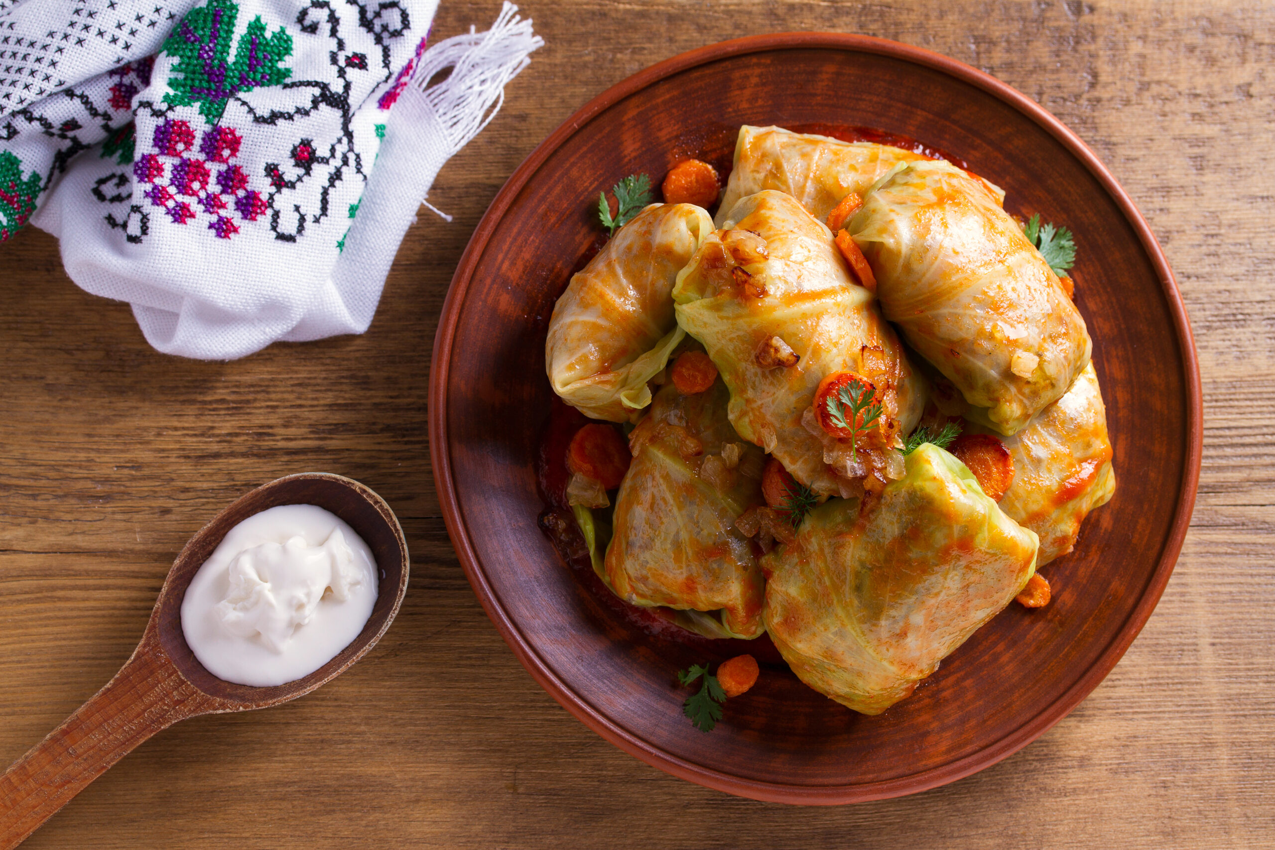 Rețete tradiționale de SARMALE pentru Crăciun, în foi de varză murată ...