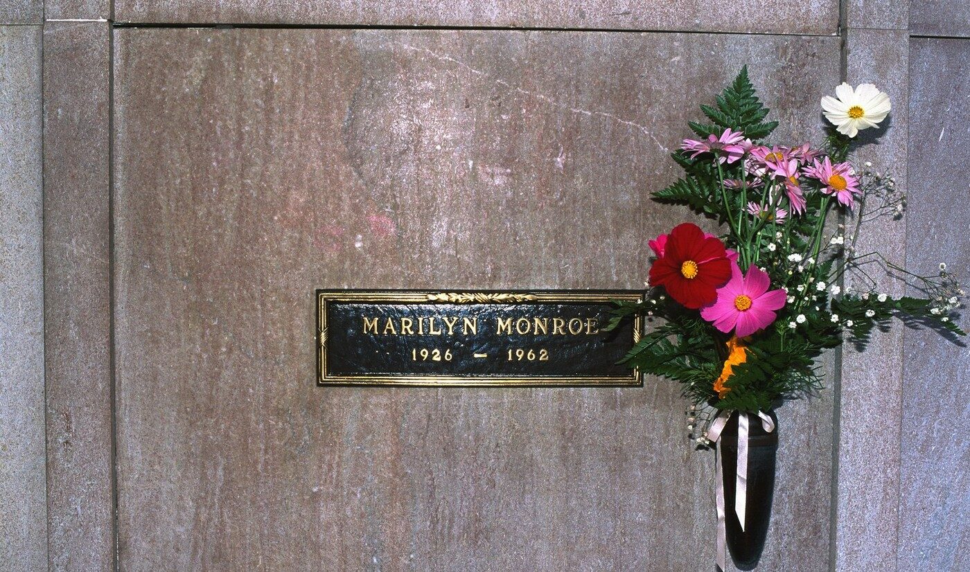 Cripta de lângă mormântul lui Marilyn Monroe, VÂNDUTĂ unui bărbat care ...