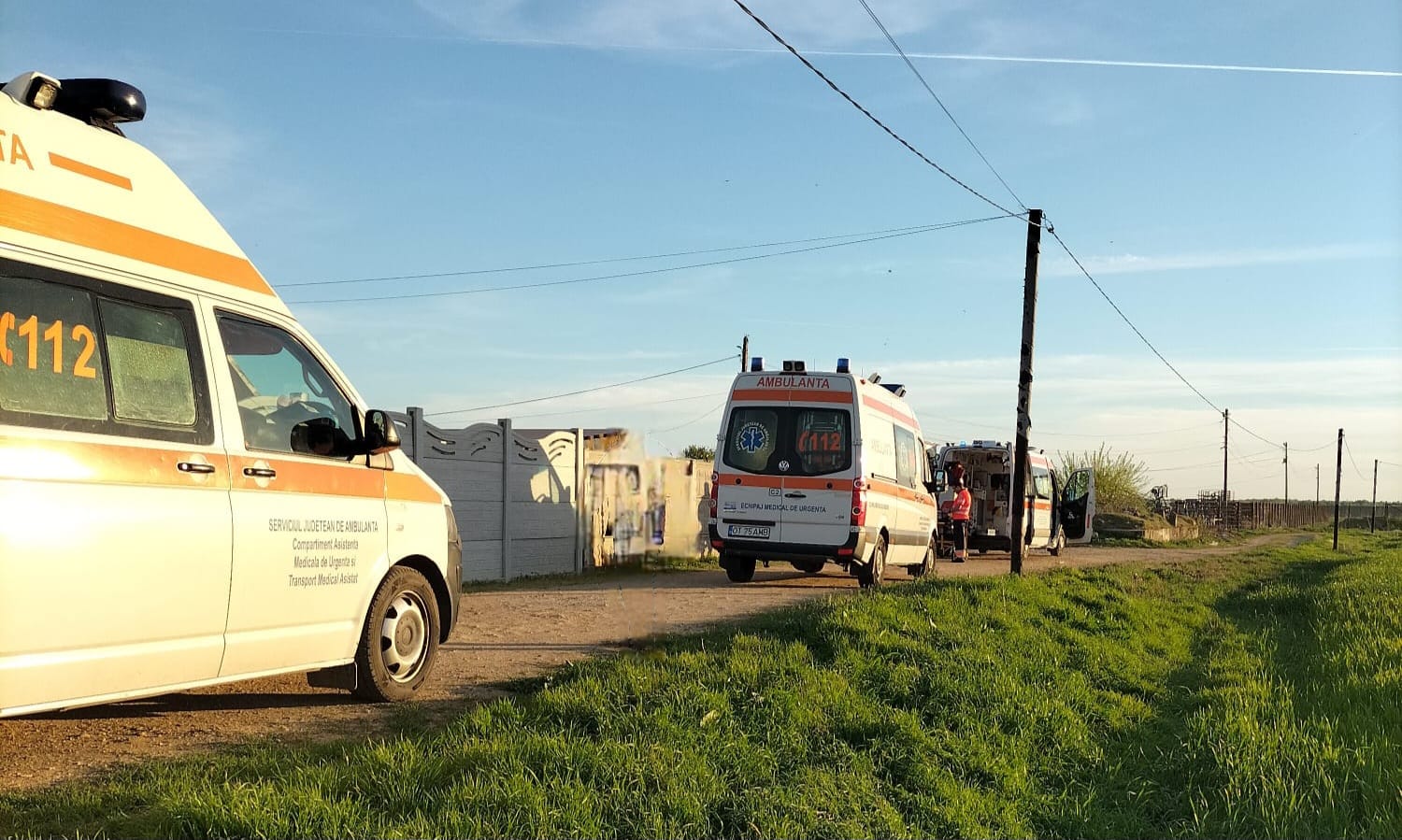 Un copil de 2 ani, din județul Olt, a MURIT după ce poarta de la intrarea în curte a căzut peste ...