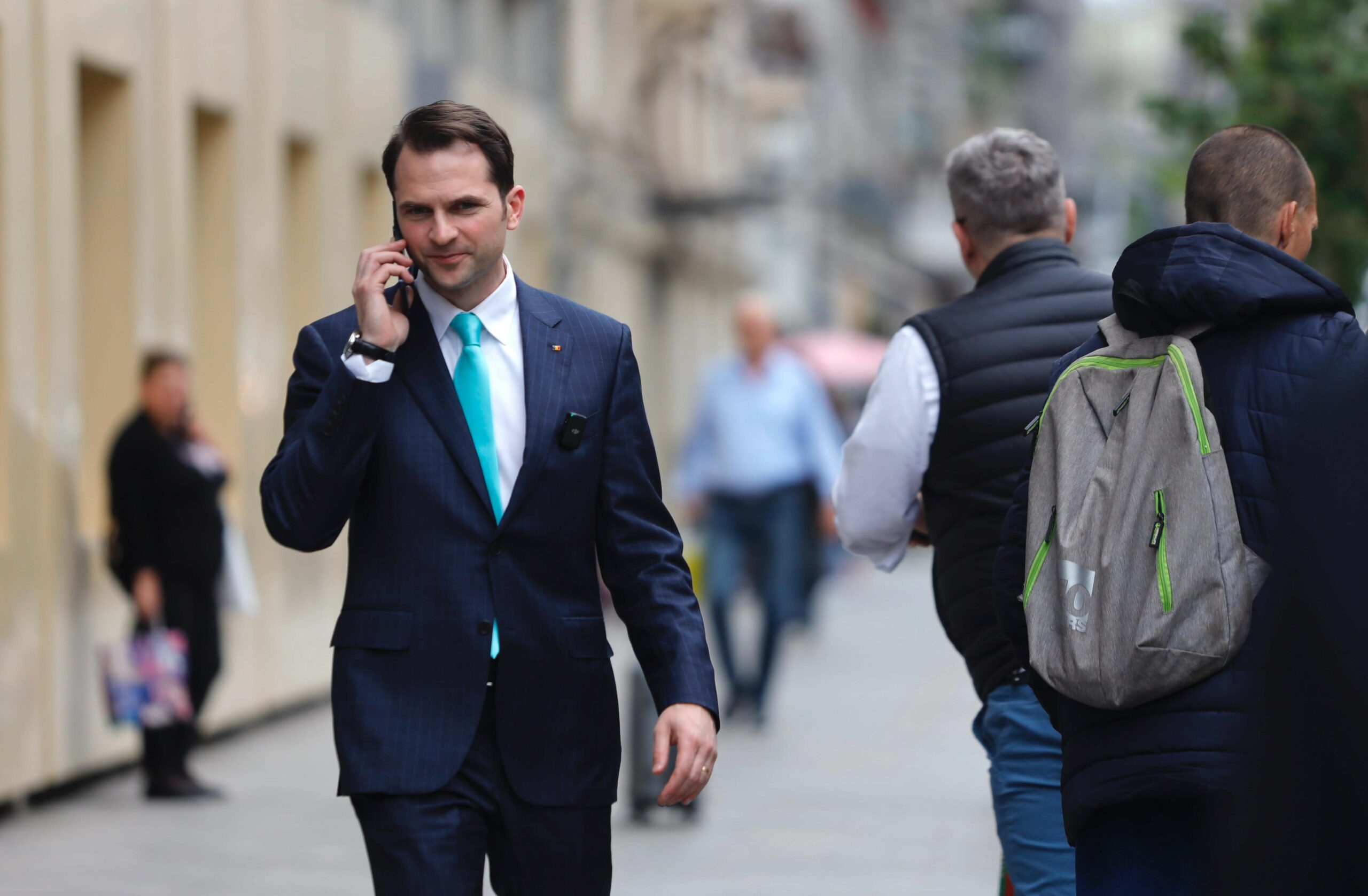 Sebastian BURDUJA îl abordează iar pe primarul CAPITALEI cu ...