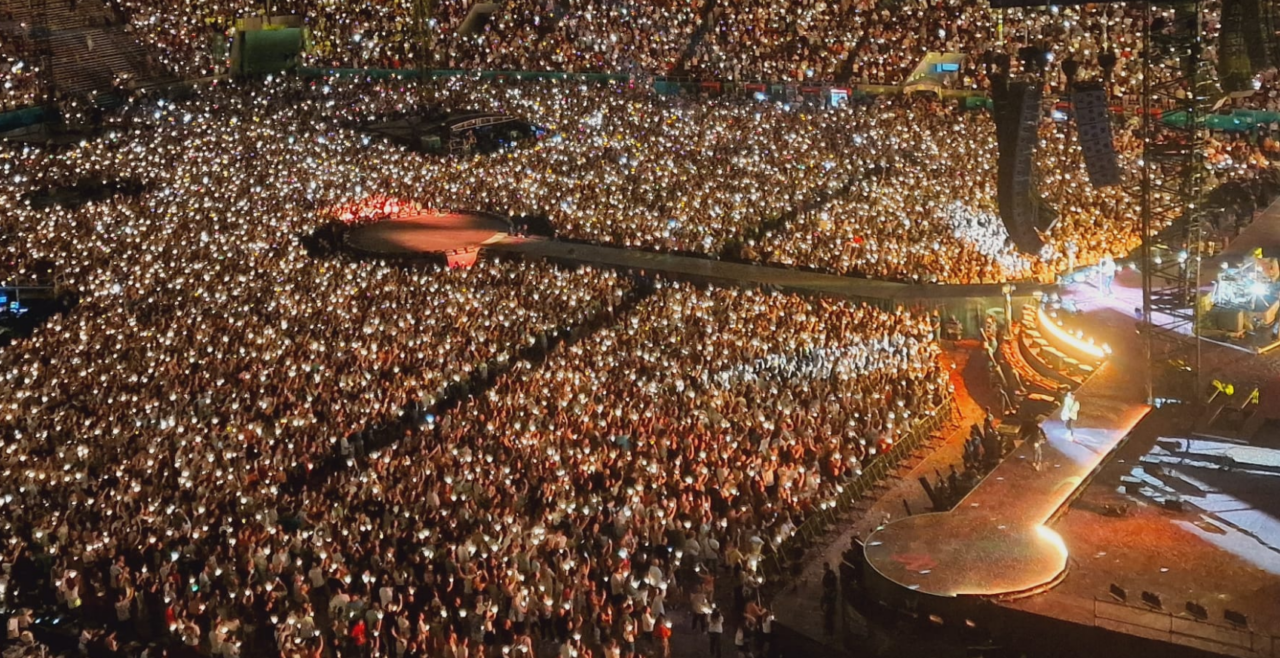 Manelistul Babasha, huiduit la concertul Coldplay de la București