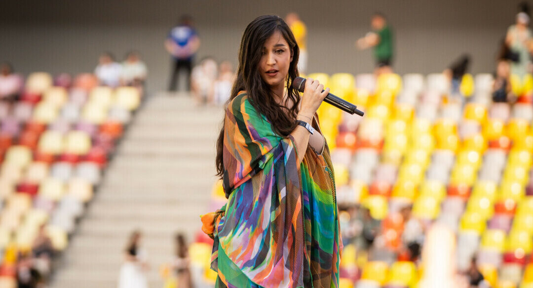 Emaa, singura artistă din România care a cântat în deschiderea trupei ...