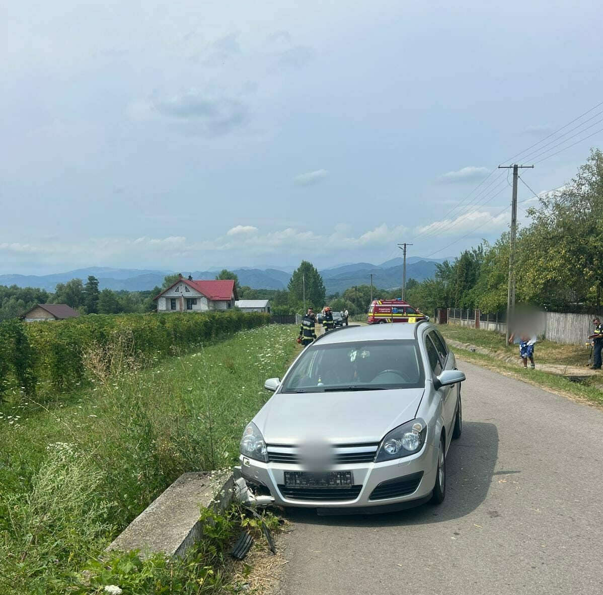 Patru persoane au ajuns la SPITAL după ce mașina în care se aflau ...