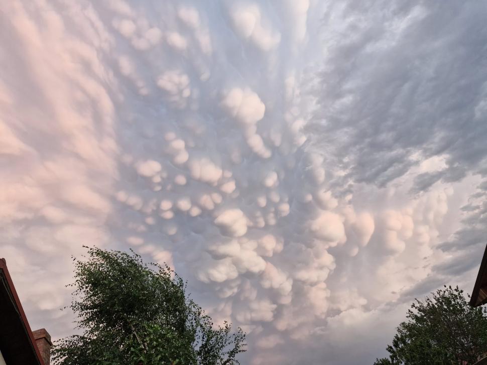 Fenomen meteo rar și spectaculos pe cerul României. Ce sunt și cum ...