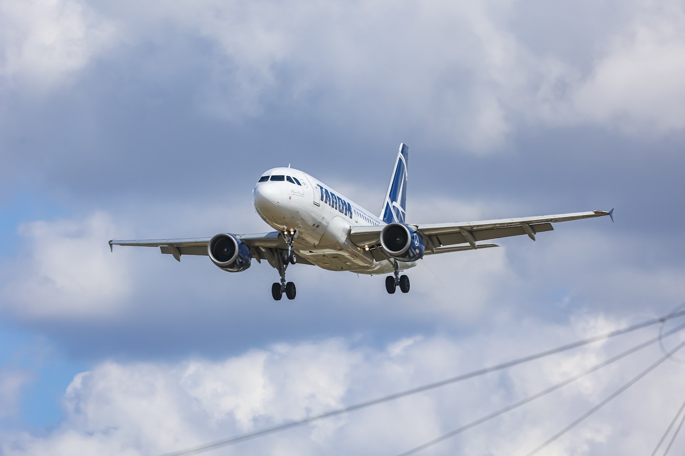Două avioane de ultimă generație întră flota TAROM. Compania de stat ...