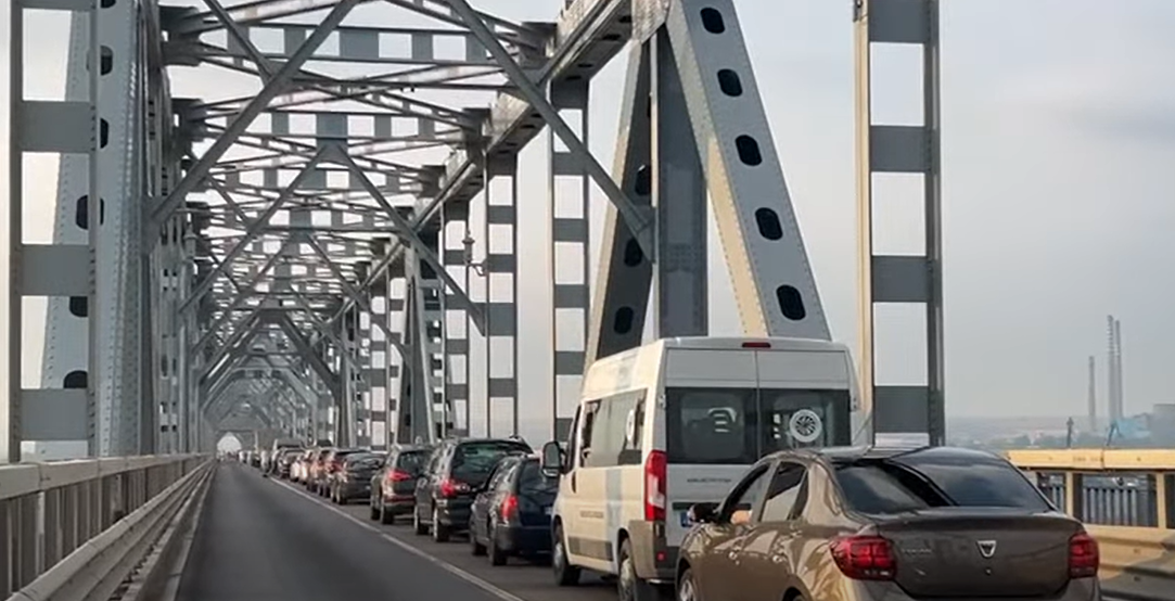 Coloană de mașini de 3 kilometri la Podul Giurgiu-Ruse/Cum se circulă ...