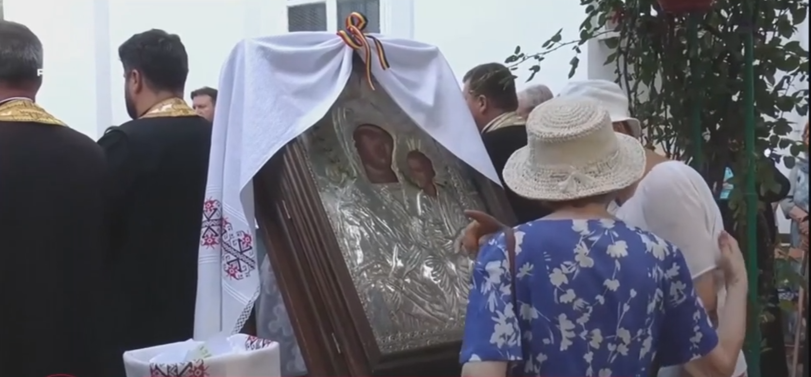 PELERINAJ cu sute de enoriași la Mănăstirea Adam din Galați pentru ...