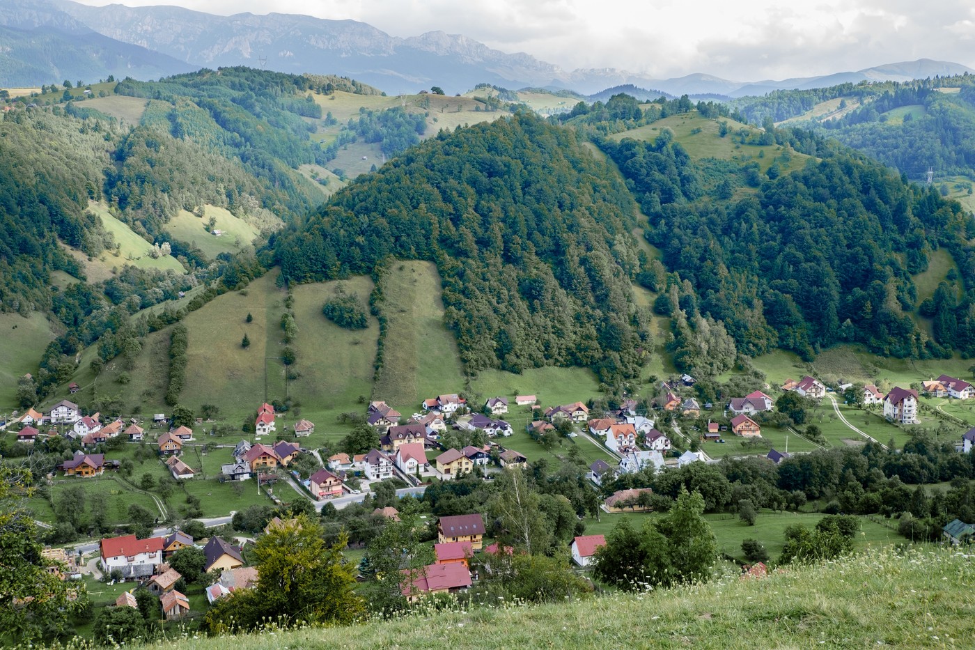 Stațiunea de la munte cu ce mai curat AER din România. Este la 3 ore ...