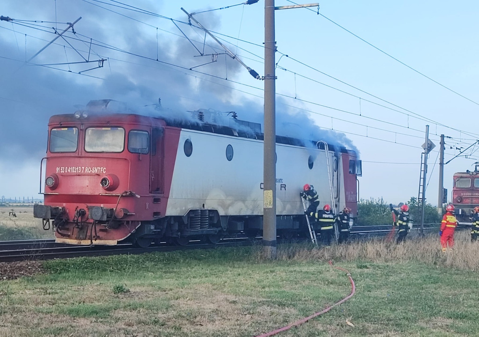 Locomotiva unui tren cu 100 de călători a luat foc în Tomșani, Prahova