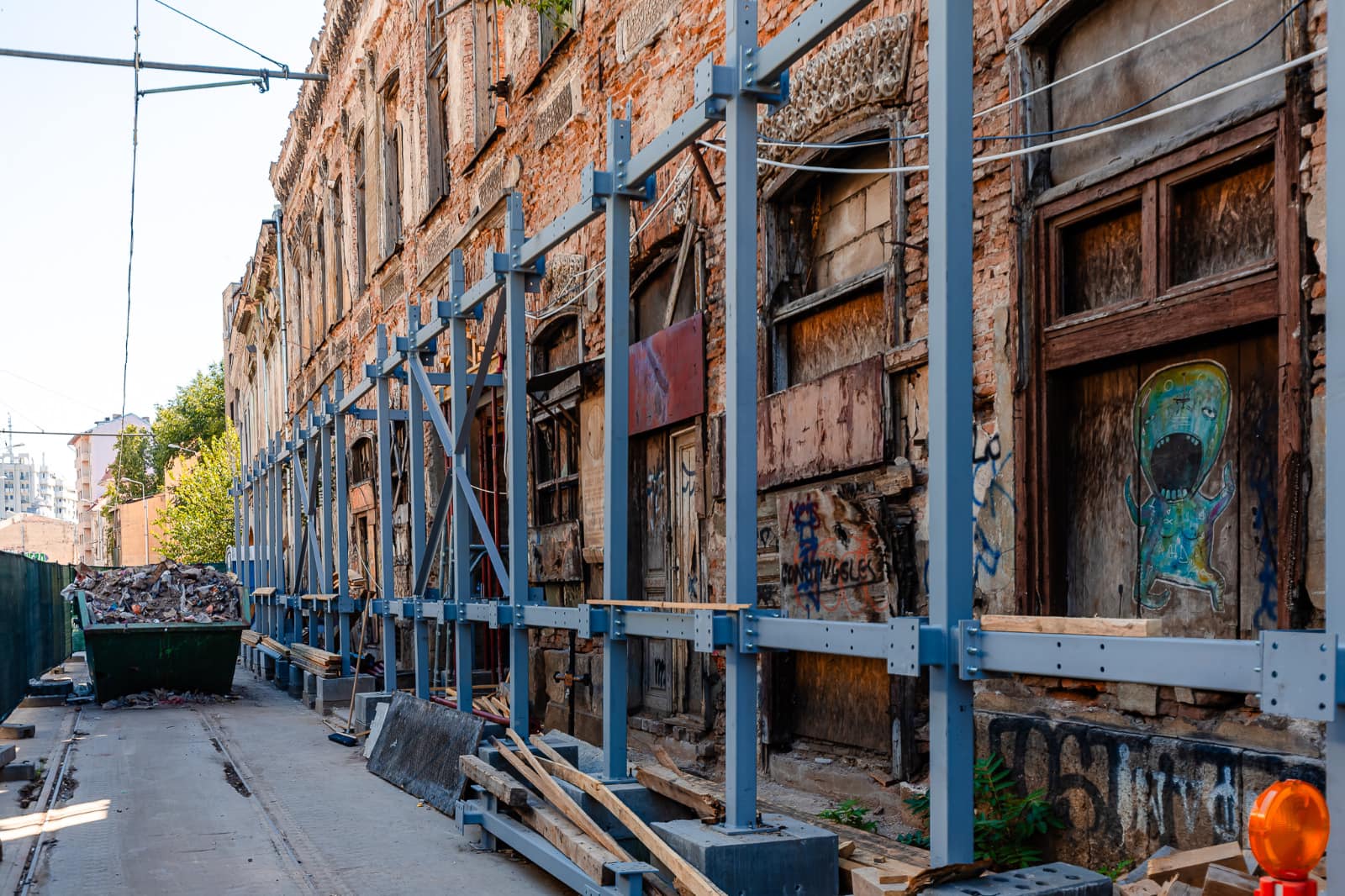 Cum arată acum Hanul Solacolu de pe Calea Moșilor, clădirea construită ...