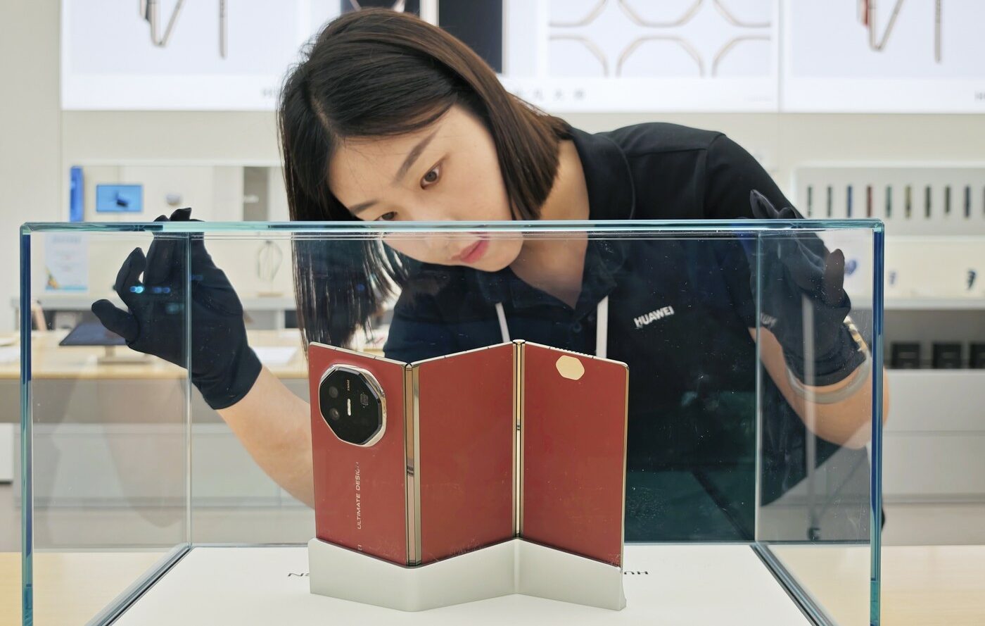 A fost LANSAT primul telefon mobil din lume cu ecran triplu pliabil ...