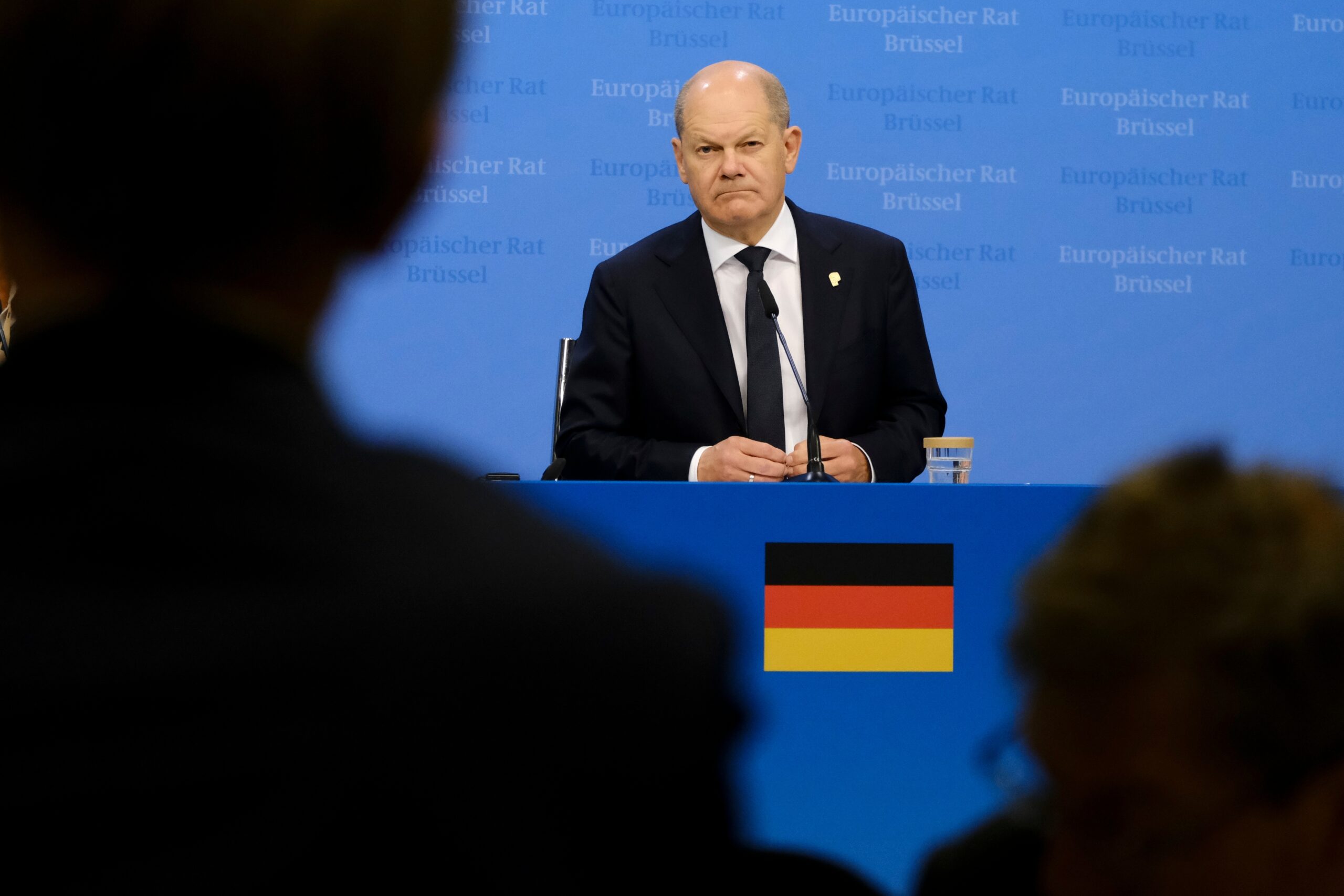 Olaf Scholz încurajează companiile germane să INVESTEASCĂ în Ucraina ...