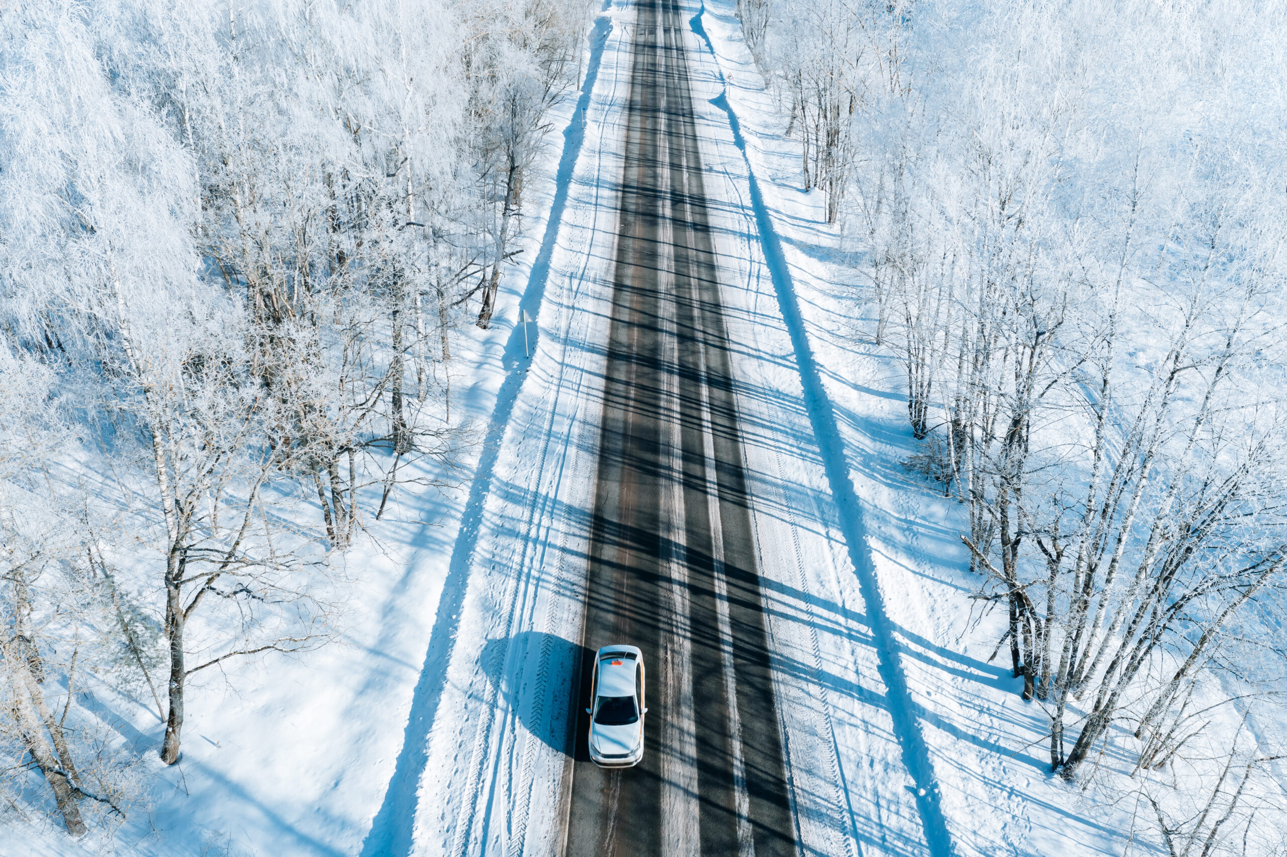 Ce este și cum se formează „gheața neagră” de pe șosele. Poate deveni ...