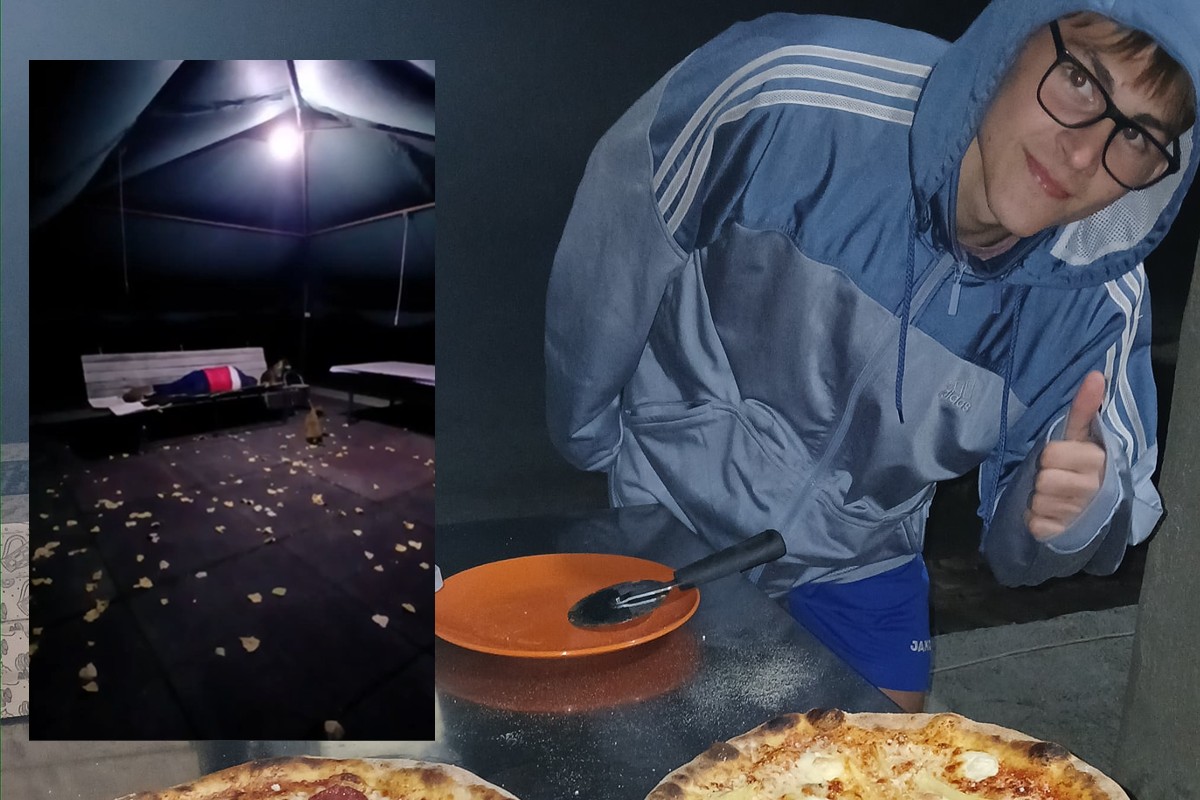 Micul Hercule, obligat de tată să doarmă afară, noaptea, pe cartoane ...