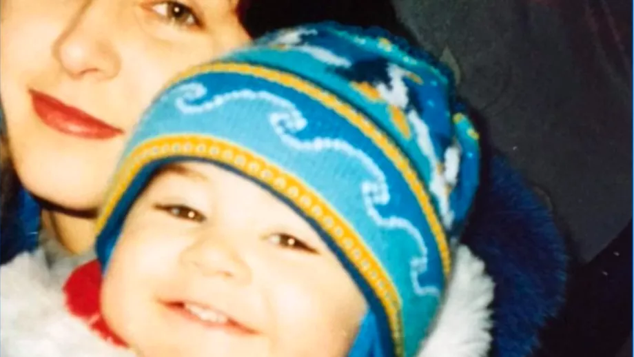 Știți cine este COPILUL din imagine? Acum a ajuns un cântăreț foarte ...