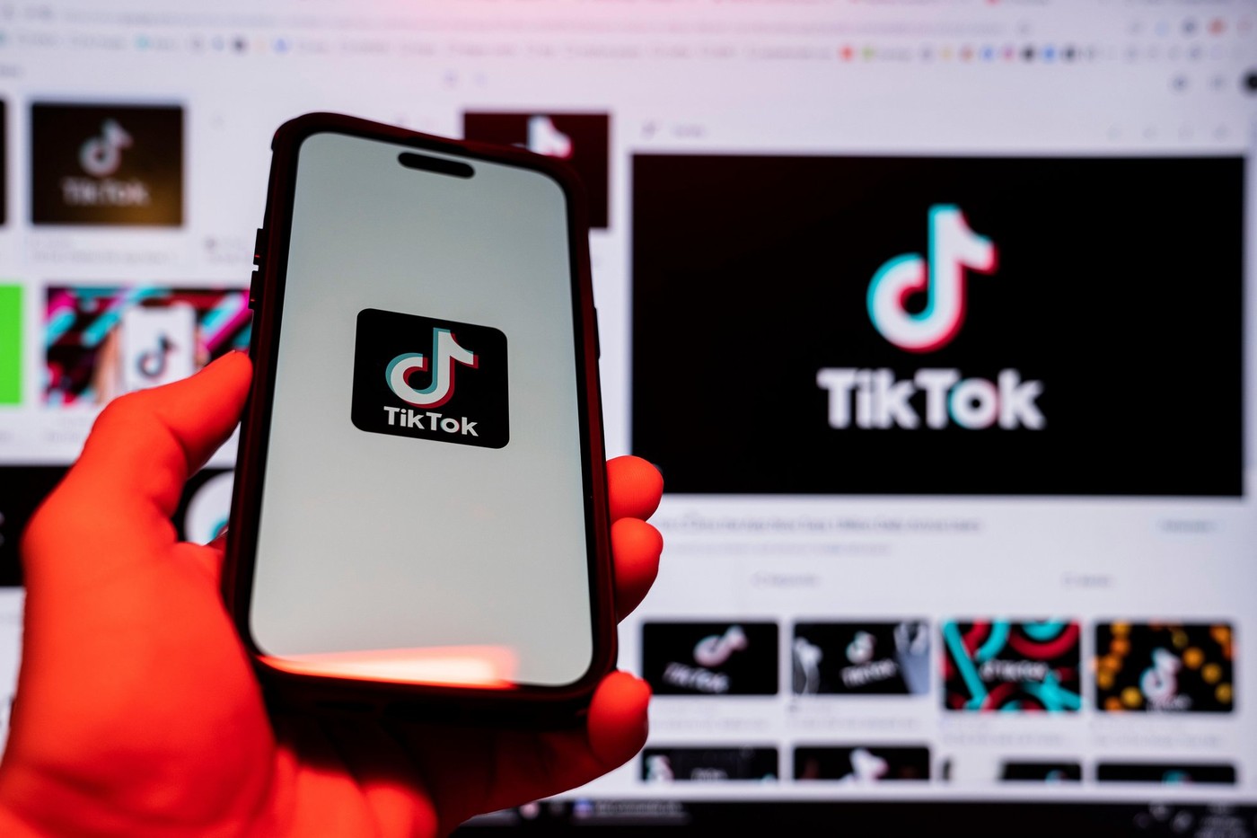 Parisul acuză Rusia de manipularea influencerilor din Franța pe ...