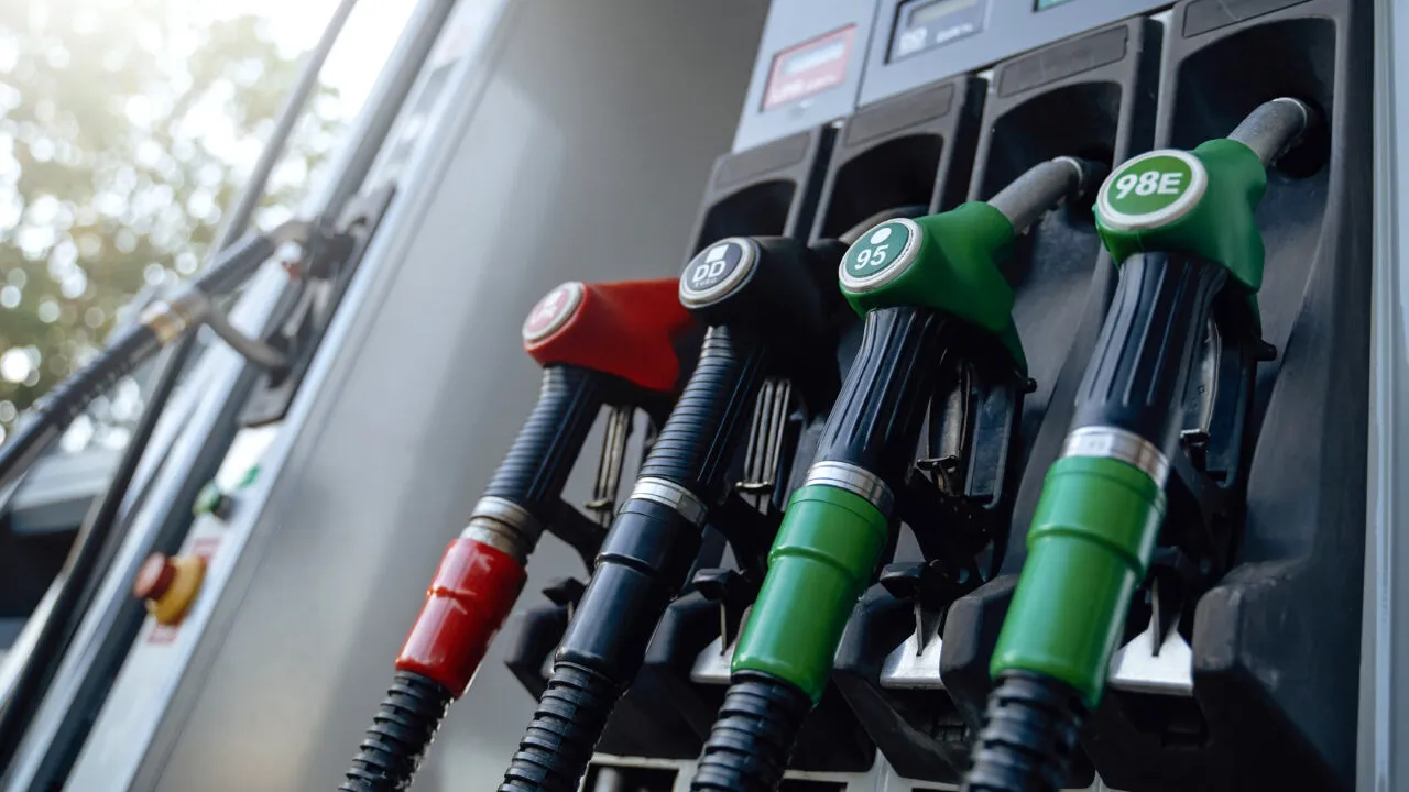 Prețurile la benzină și motorina cresc din 1 ianuarie. Cu cât se ...