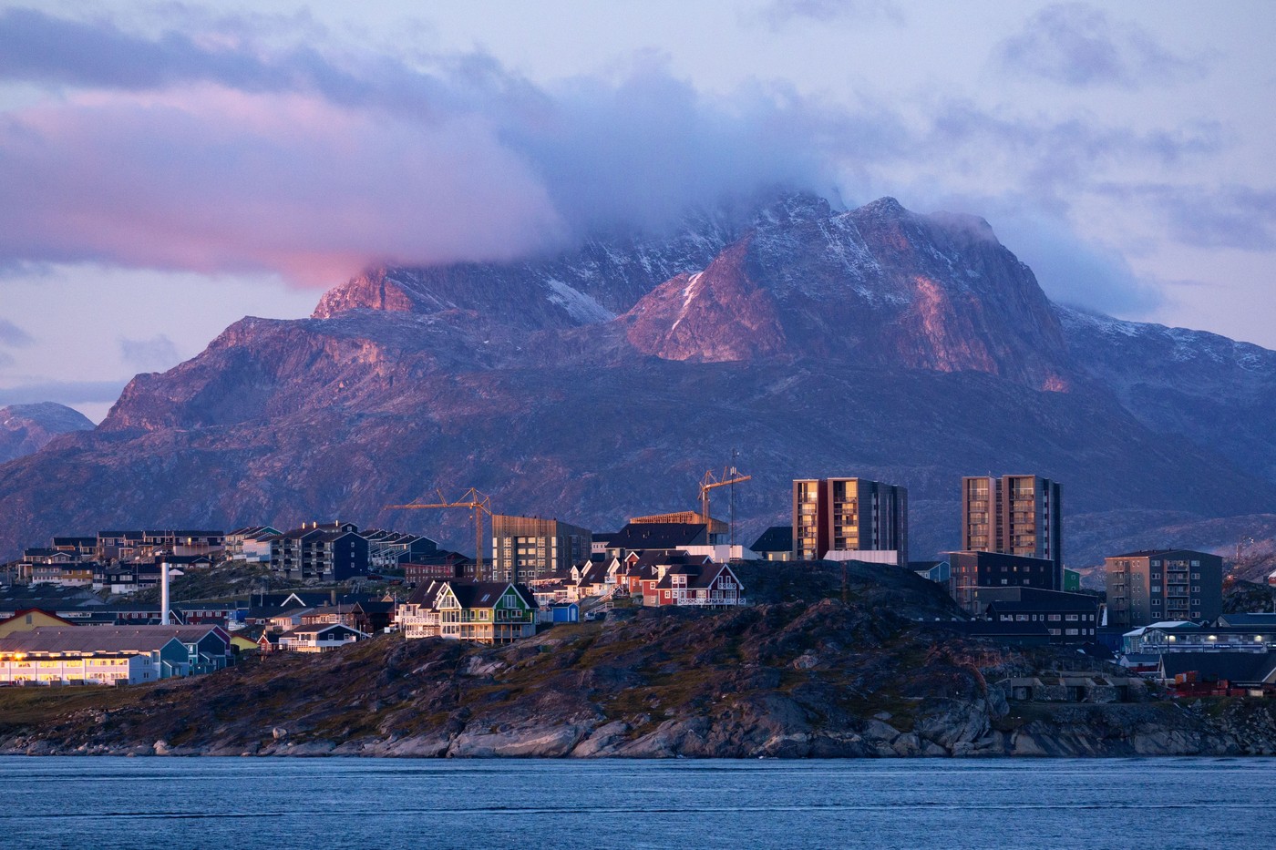 Danemarca ÎNARMEAZĂ Groenlanda. Va creşte numărul de patrule cu SĂNII ...