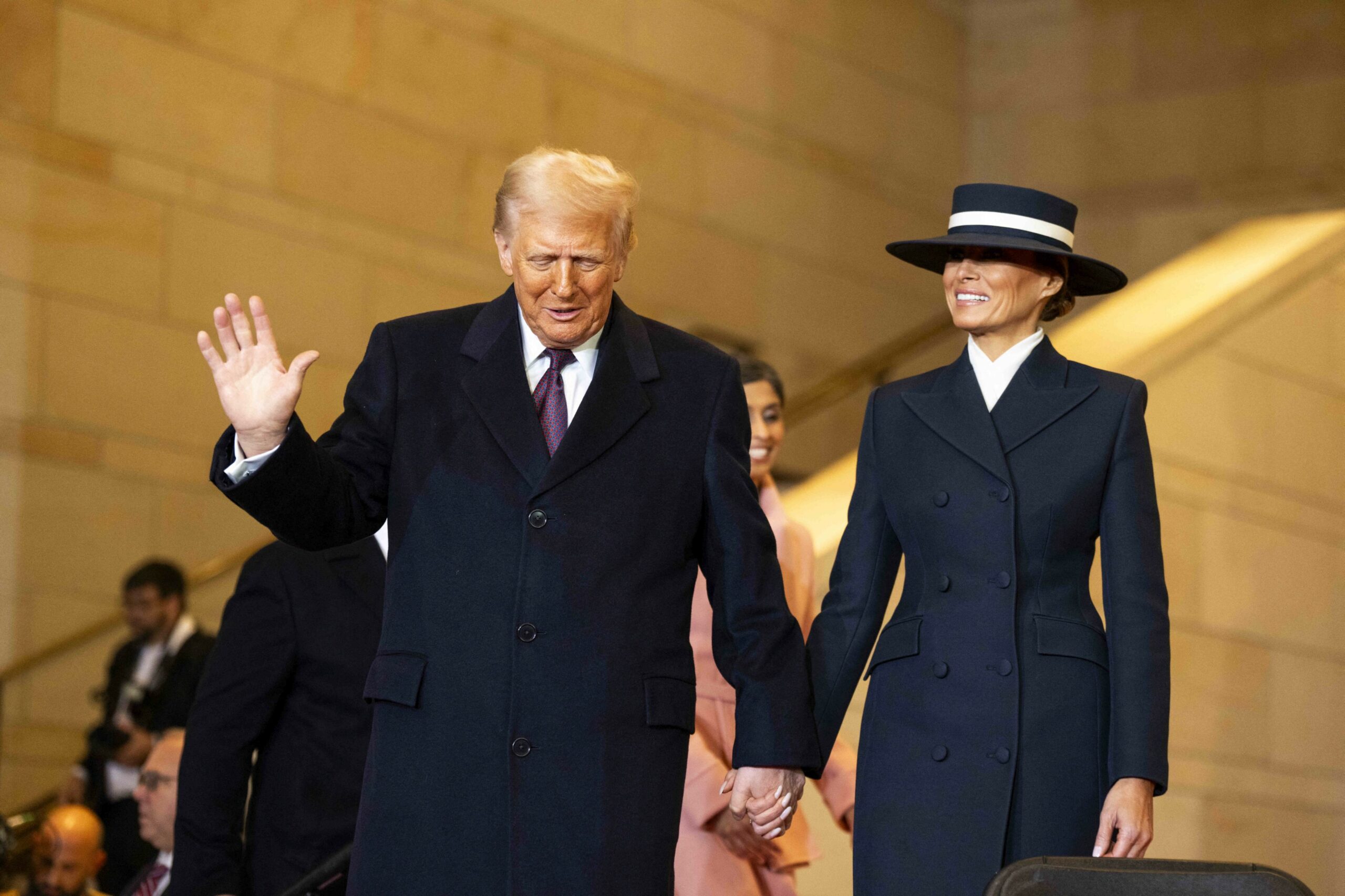 Cât a costat ținuta Melaniei TRUMP la ceremonia de învestire a ...
