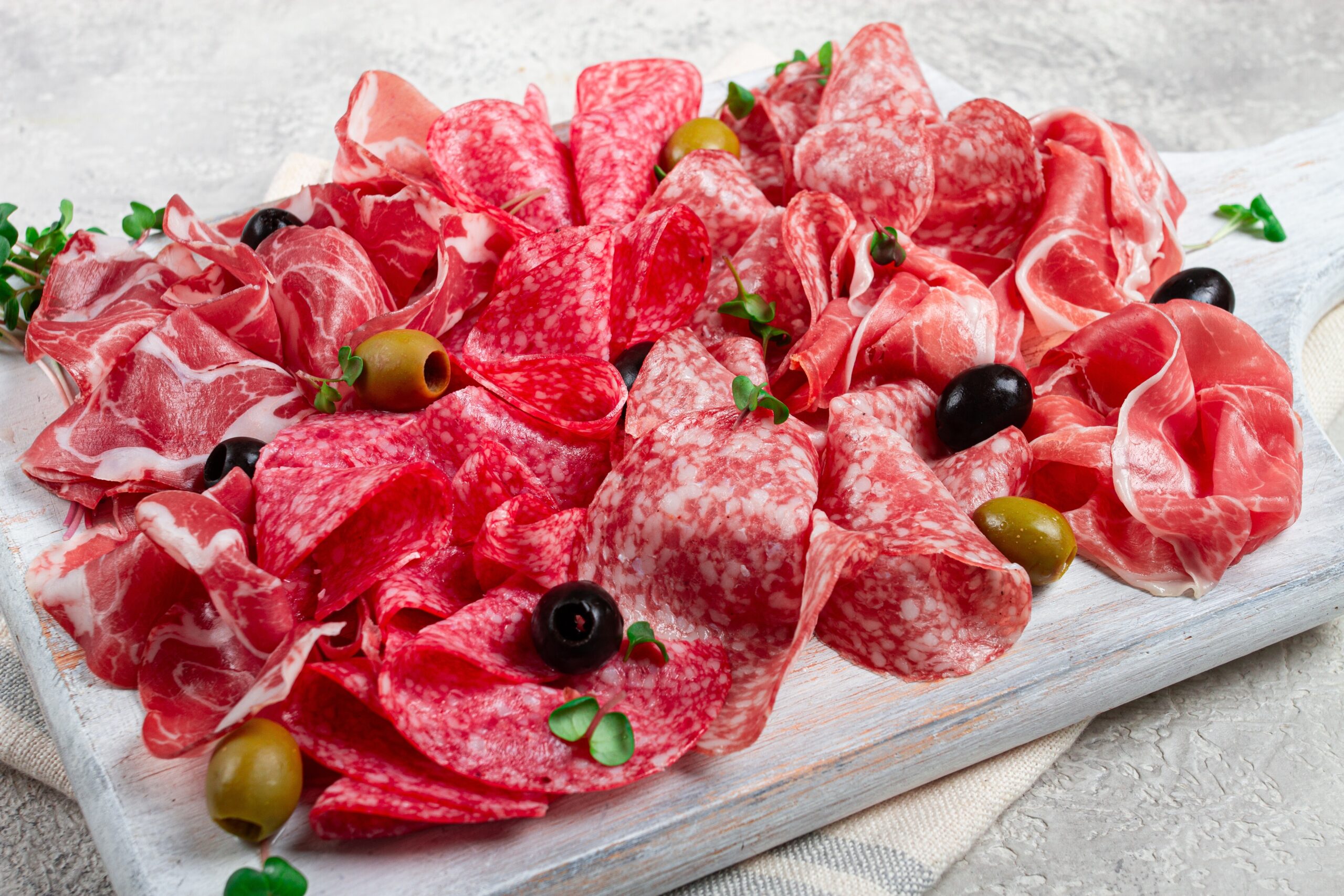 STUDIU de 10 ani: Consumul excesiv de mezeluri crește riscul de demență