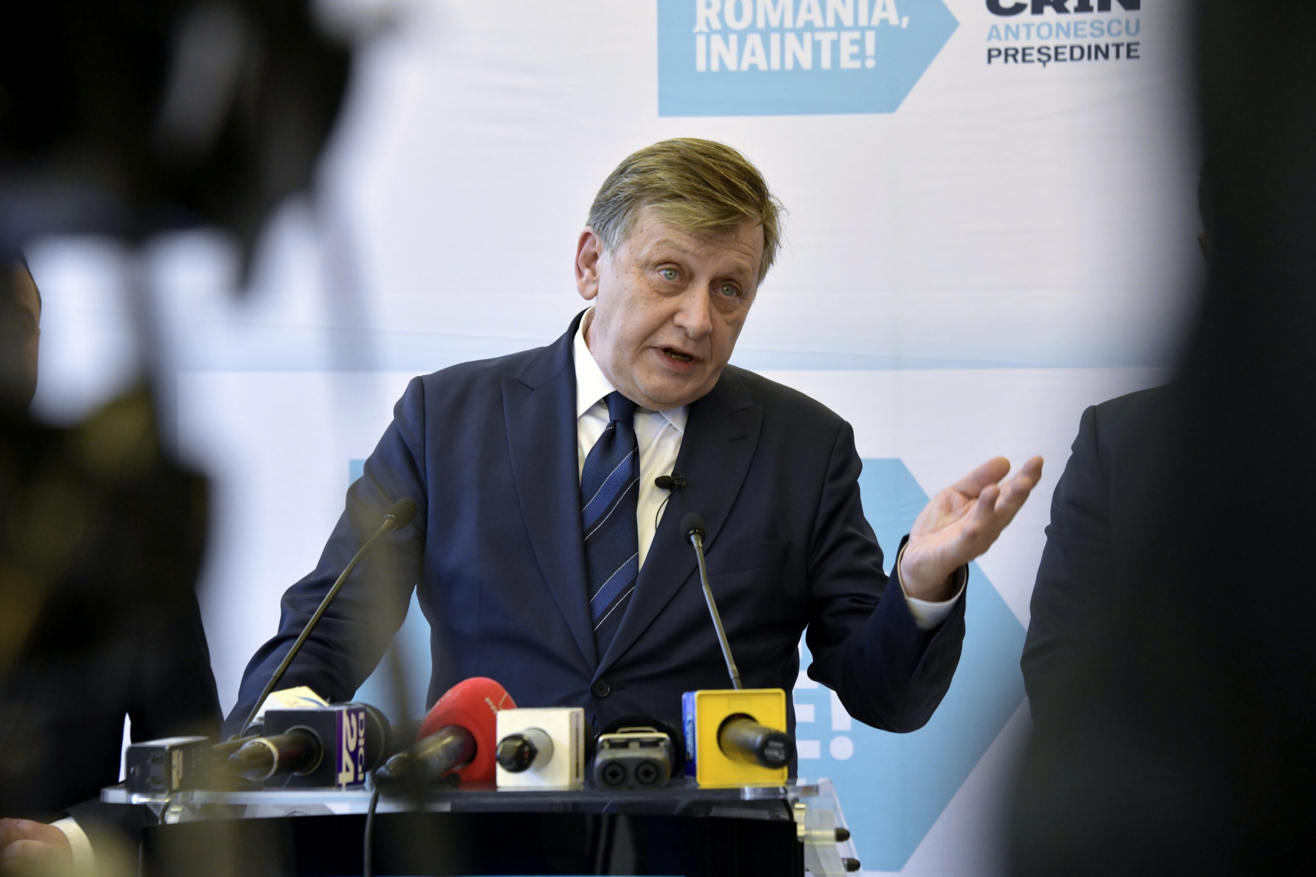 Crin Antonescu, candidatul Coaliției la alegerile PREZIDENȚIALE, își înscrie candidatura la BEC ...