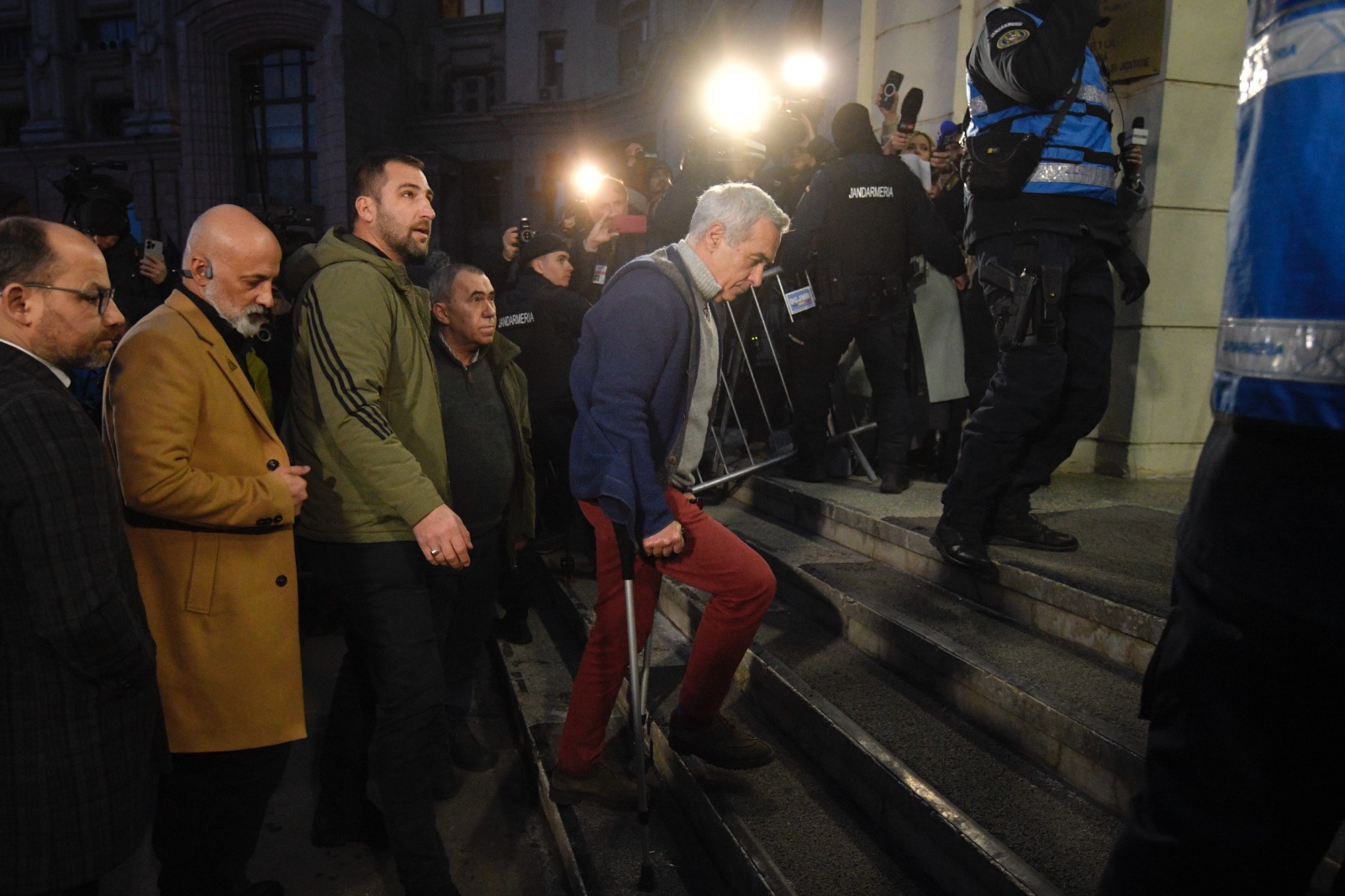 Aflat sub control judiciar, Călin Georgescu nu a fost găsit acasă de ...