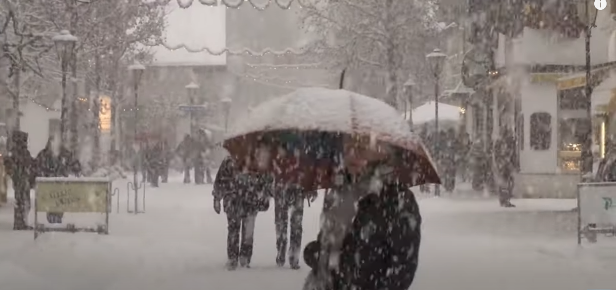 Trei zile de ninsoare abundentă în București și zăpadă de patru metri ...