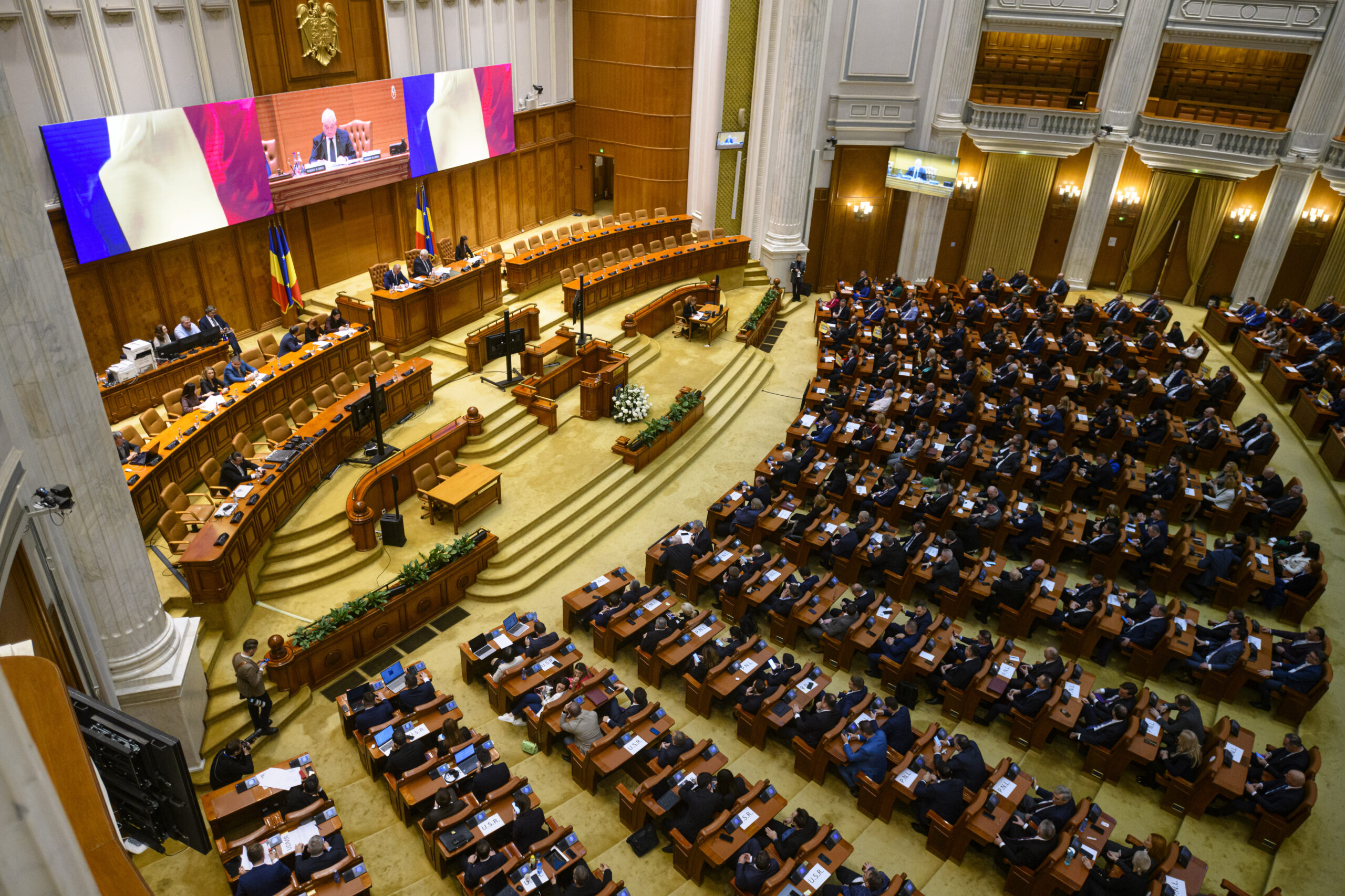 Lege nouă! Persoanele care sunt agresive în Parlament, interzise până ...
