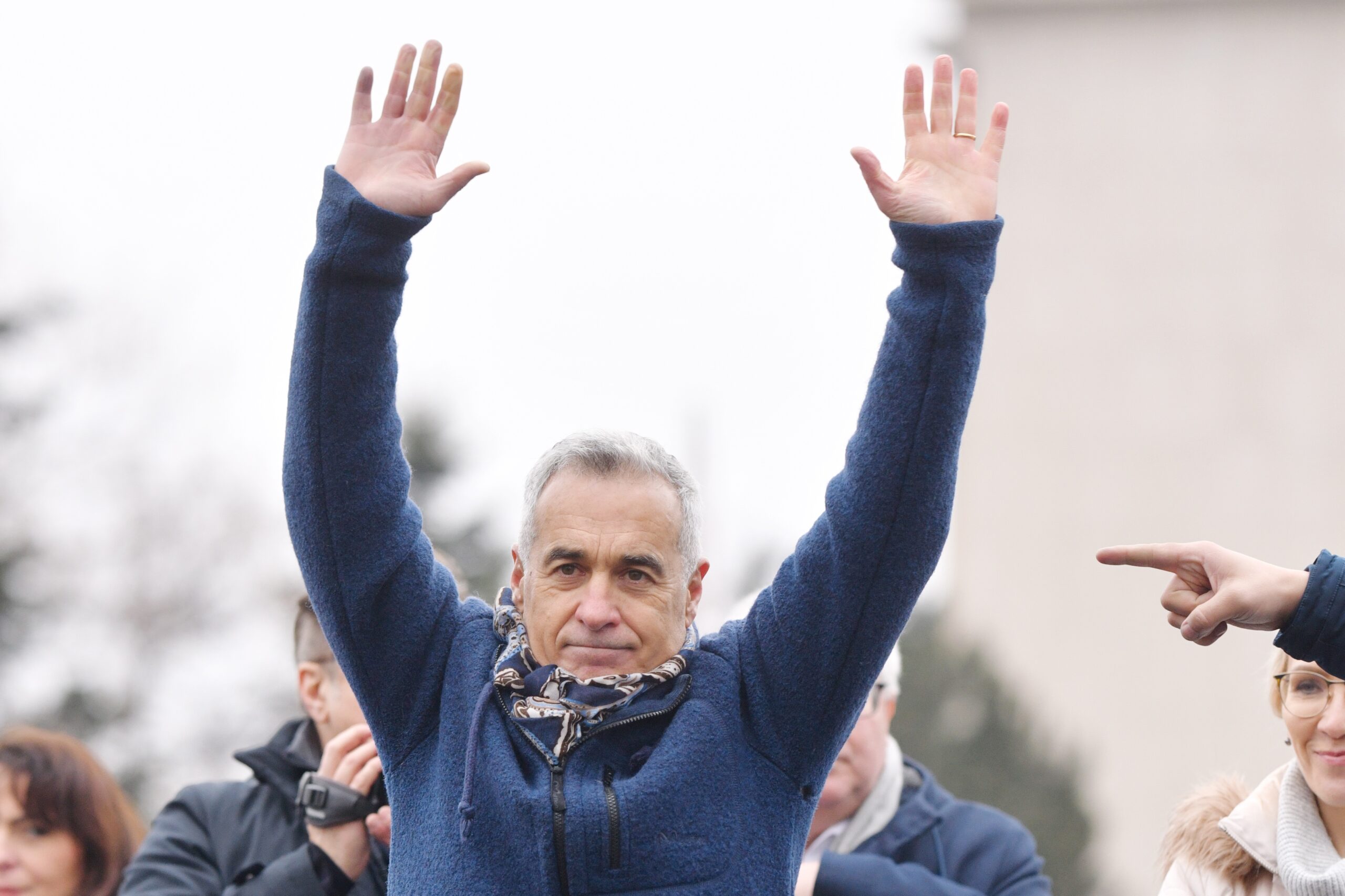 Georgescu, în Piața Victoriei: Ciocoii vechi şi noi vor să îmi BLOCHEZE ...