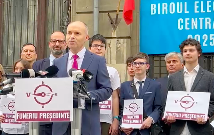 Daniel Funeriu și-a depus candidatura la BEC, însoțit de elevi olimpici ...