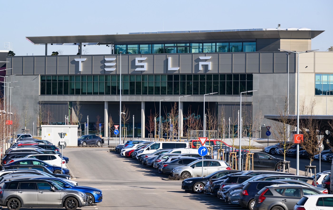 Programul Rabla Tesla. Cu ce viteză scade prețul "BOLIDULUI ELECTRIC"