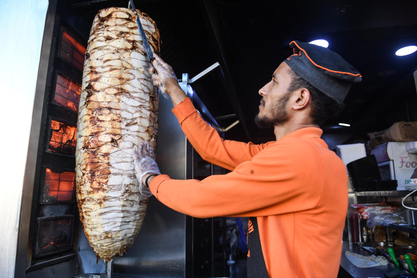 Hoții au ajuns să fure și scaunele din șaormerii. Un proprietar le ...