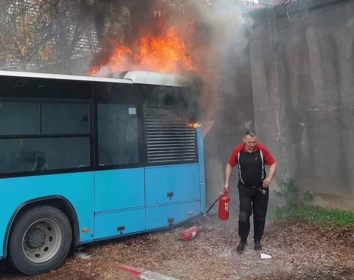 Un autobuz Otokar a luat foc în Autobaza Nordului din București. Șoferii STB au intervenit cu ...