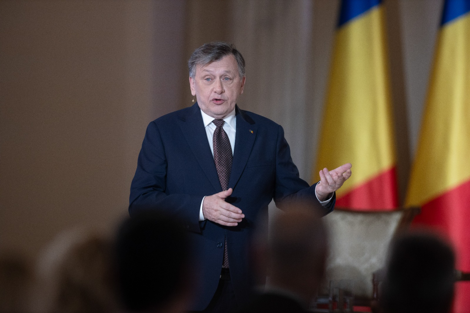 Crin Antonescu iese la ATAC și îl acuză pe Nicușor Dan că face parte ...