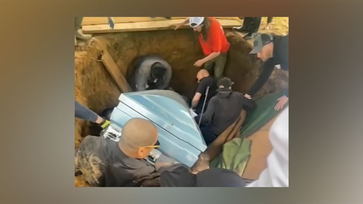 O întreagă familie se prăbușeste cu răposatul în MORMÂNT. Fiul ...