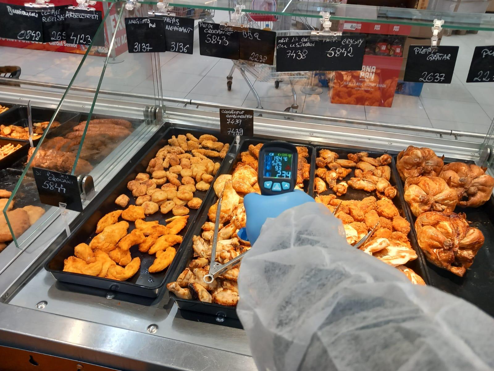 Ouă roșii oprite de la vânzare de comisarii ANPC, în Carrefour Mega Mall