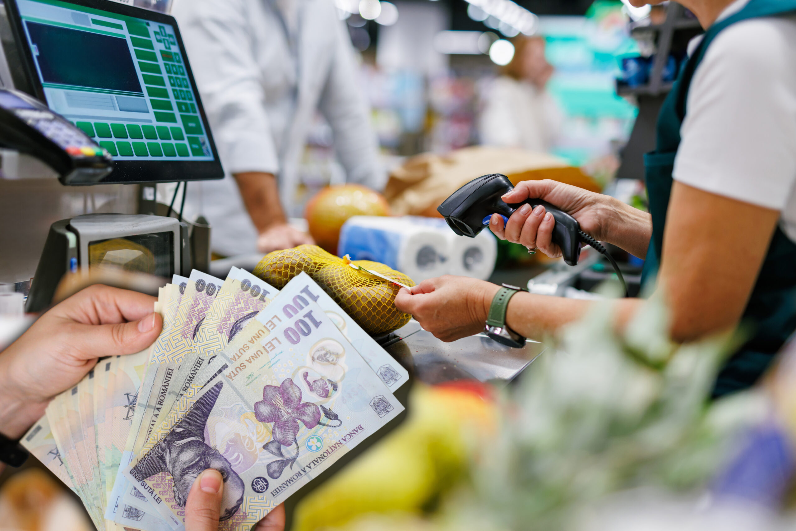 Ce salariu încasează un casier, lunar, în 2025. Cât câștigă un ...