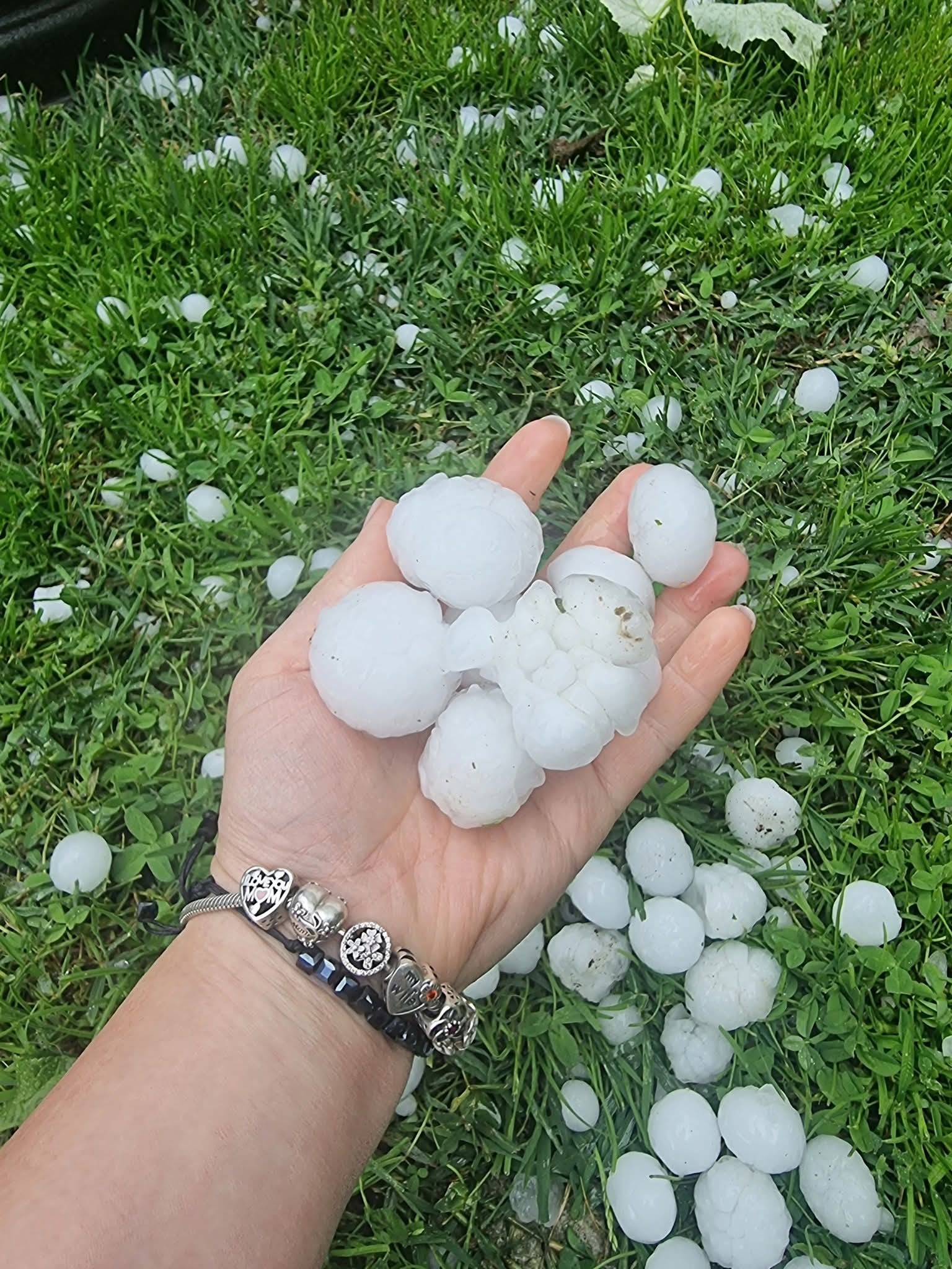 Grindină de mărimea unei mingi de ping-pong, în județul Dâmbovița. Mai ...