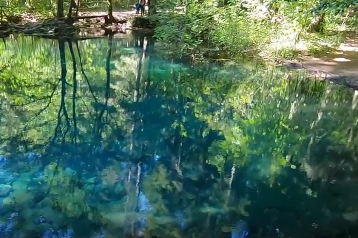 Lacul din România, cu ape turcoaz, care nu îngheață niciodată. Peisajul ...