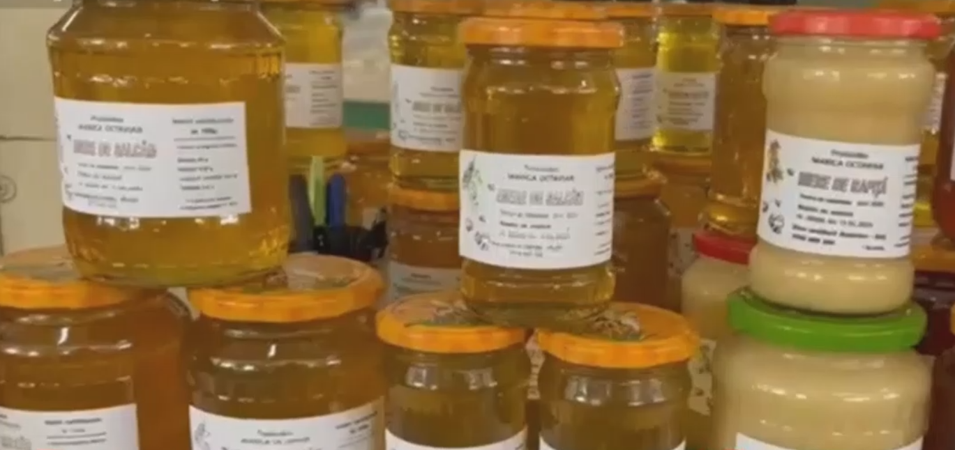 Cât va ajunge să coste un borcan cu miere de salcâm după ce producția ...