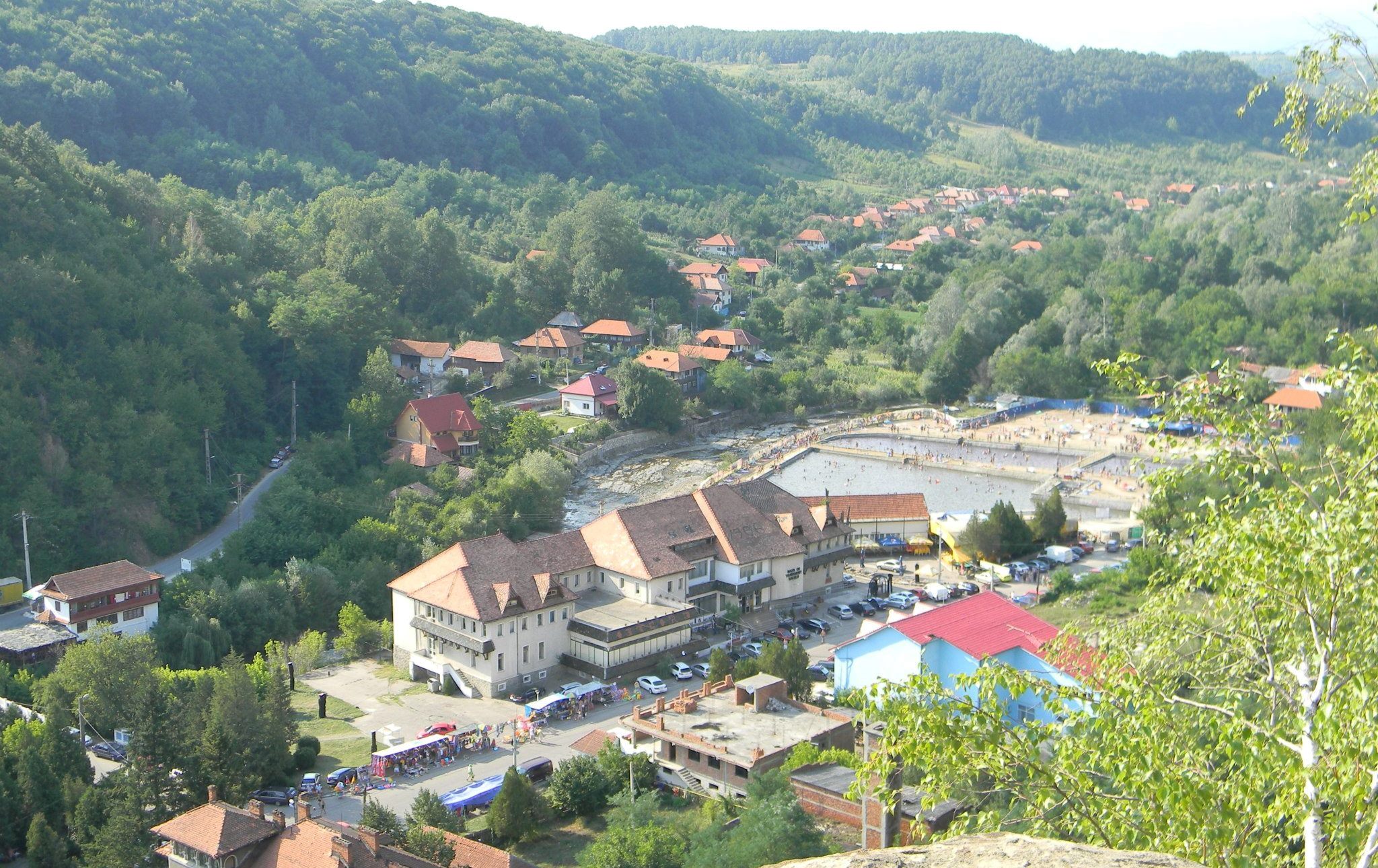 Stațiunea mai puțin cunoscută din România unde apa își schimbă culoarea ...