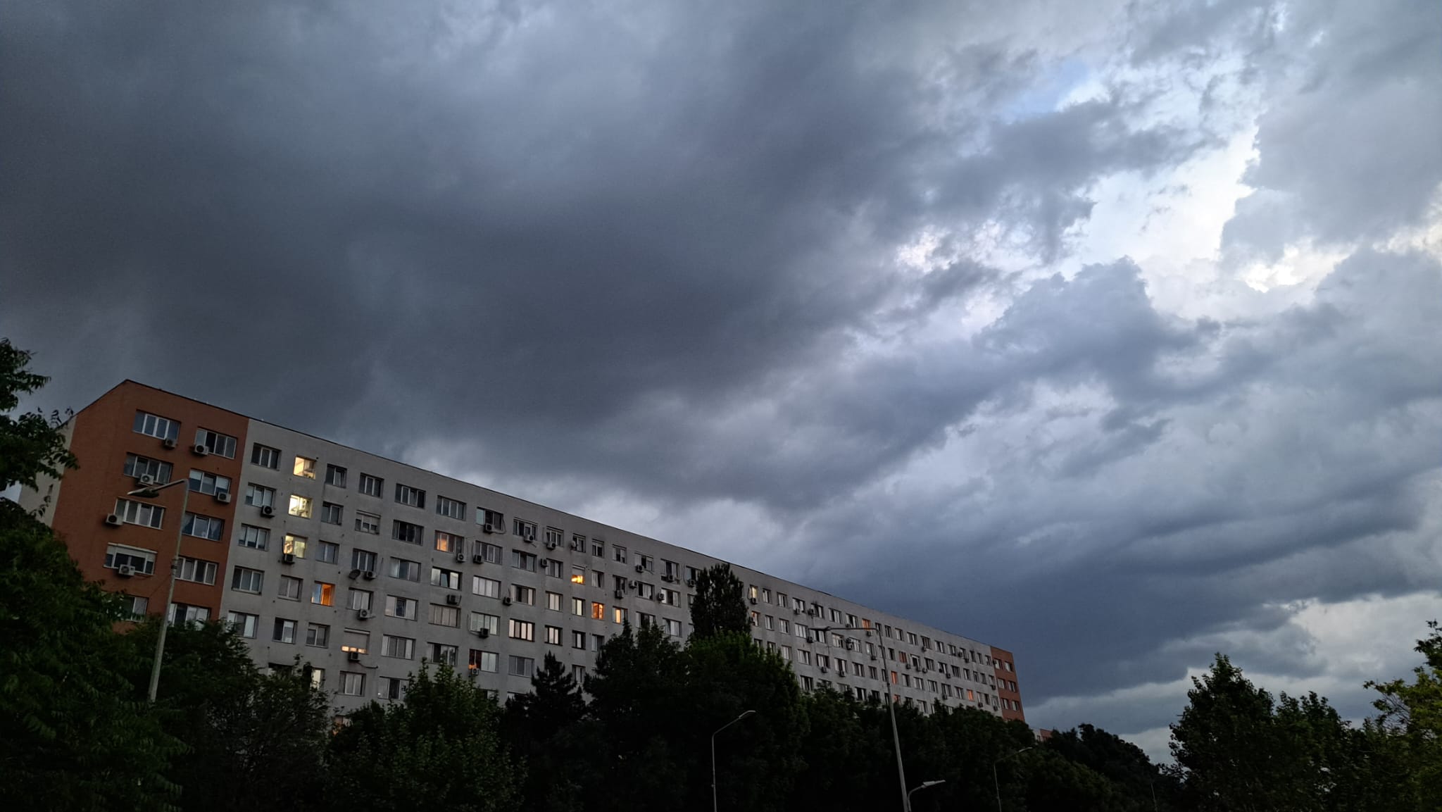 Cod portocaliu de furtuni și averse în 12 județe și cod galben de vreme ...