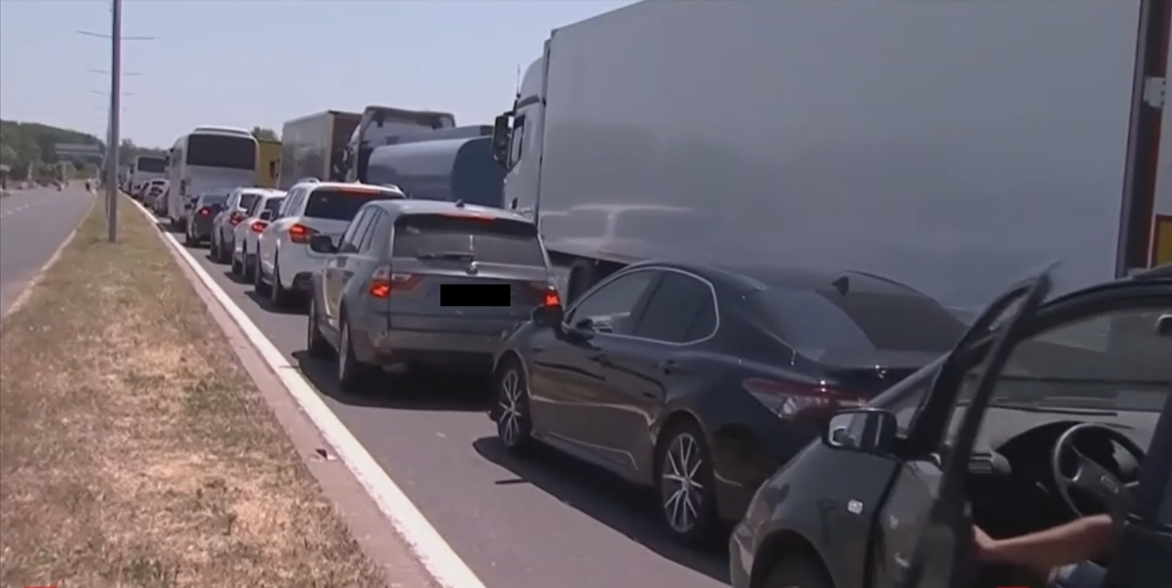 Haos la ieșirea din țară: se impun RESTRICȚII de circulație pe „Podul ...